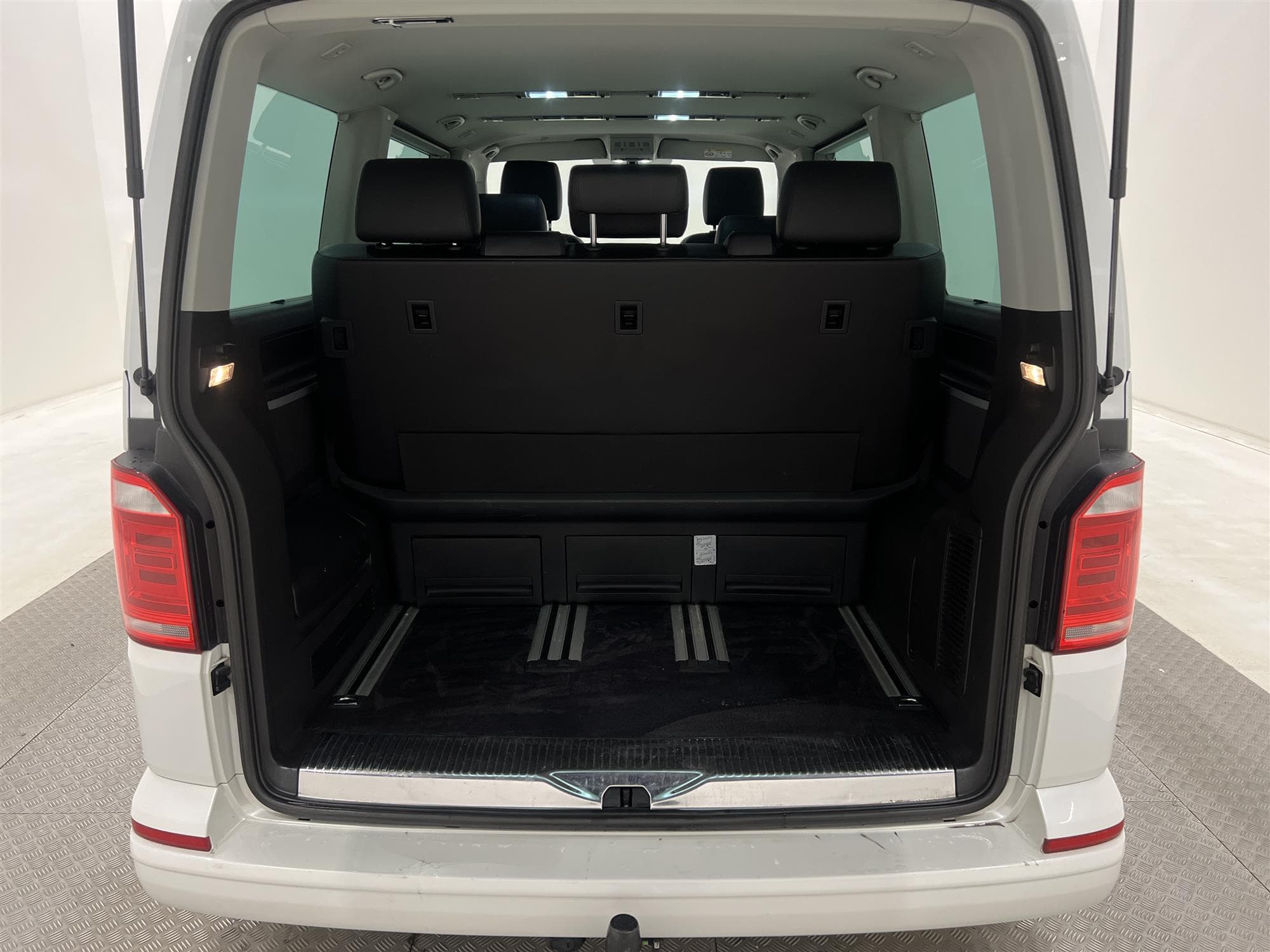 Begagnad Volkswagen Multivan Highline Automat 204hk 4Motion Drag ...