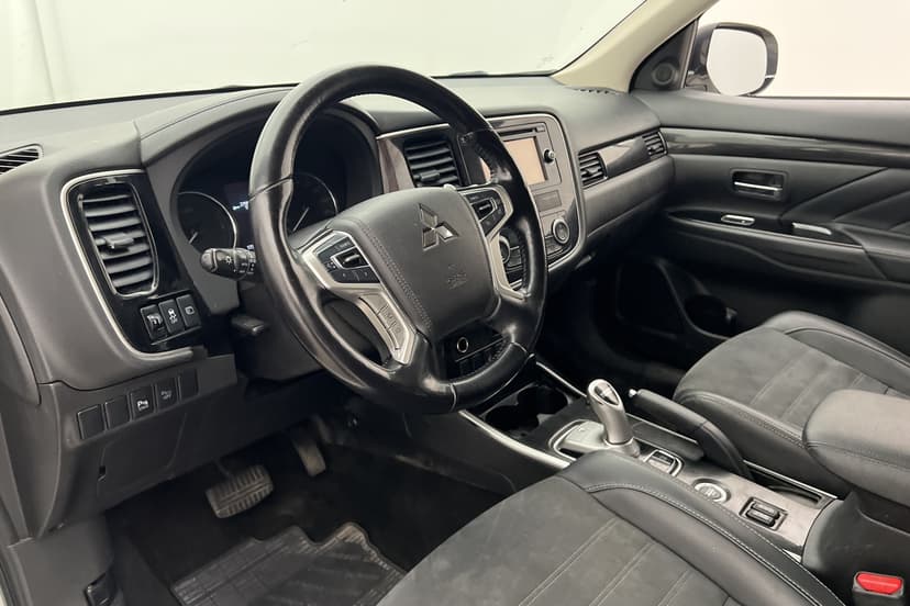 Begagnad Mitsubishi Outlander PHEV 4WD 203hk 2016 | Riddermark Bil
