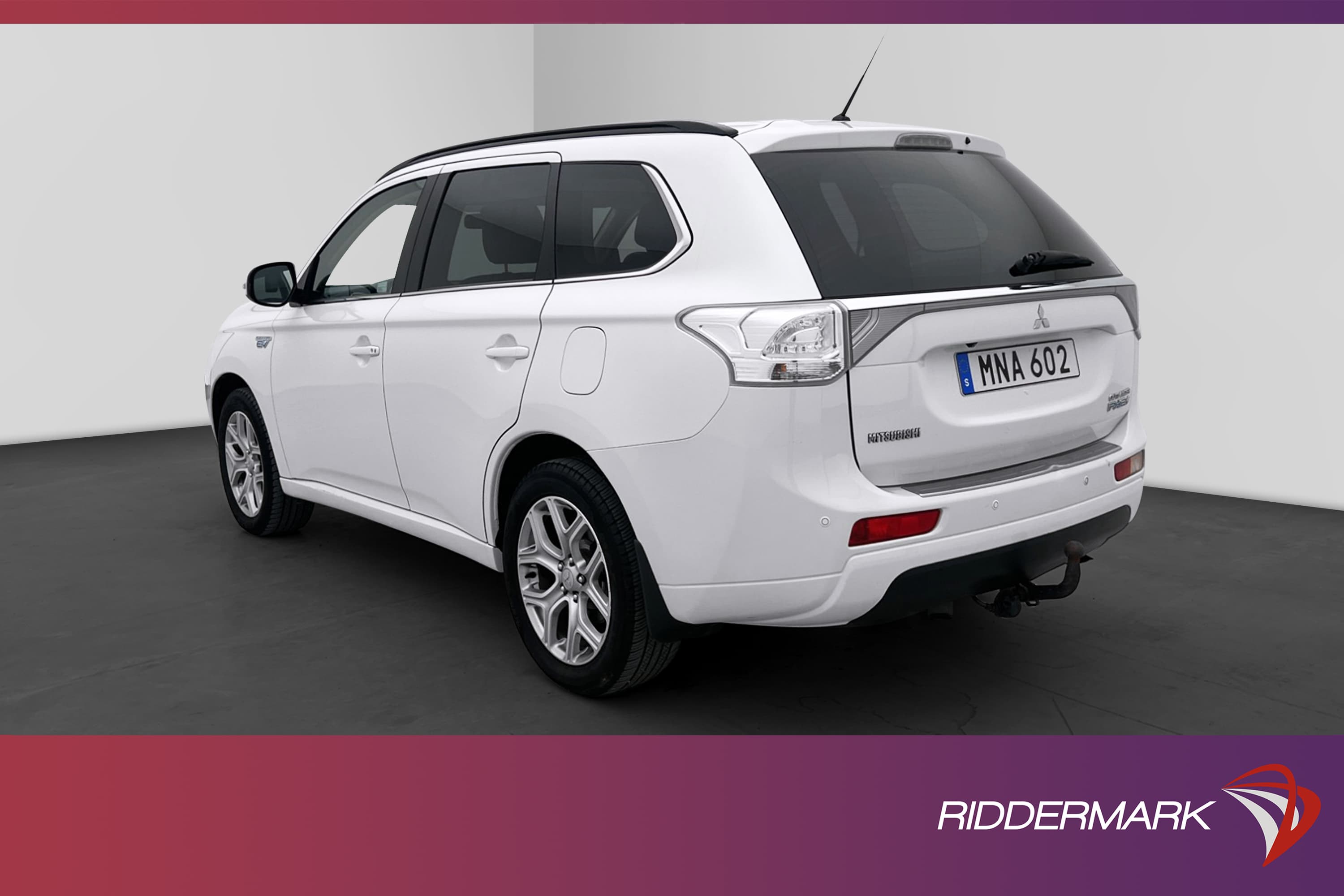 Begagnad Mitsubishi Outlander P-HEV 4WD 203hk 2014 | Riddermark Bil