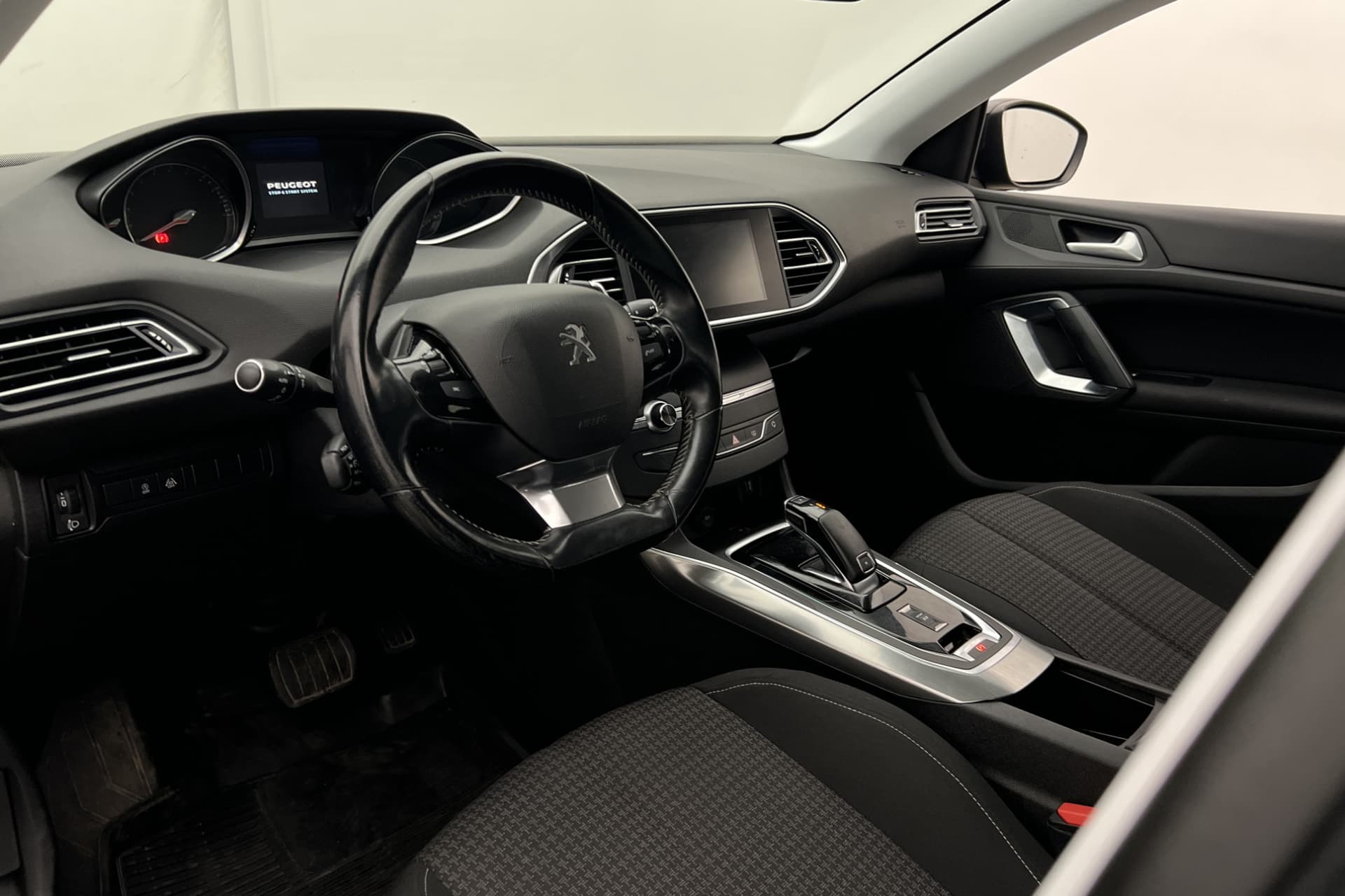 Peugeot 308 | Begagnade Peugeot 308 bilar till salu | Riddermark Bil