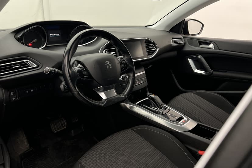 Peugeot 308 | Begagnade Peugeot 308 bilar till salu | Riddermark Bil